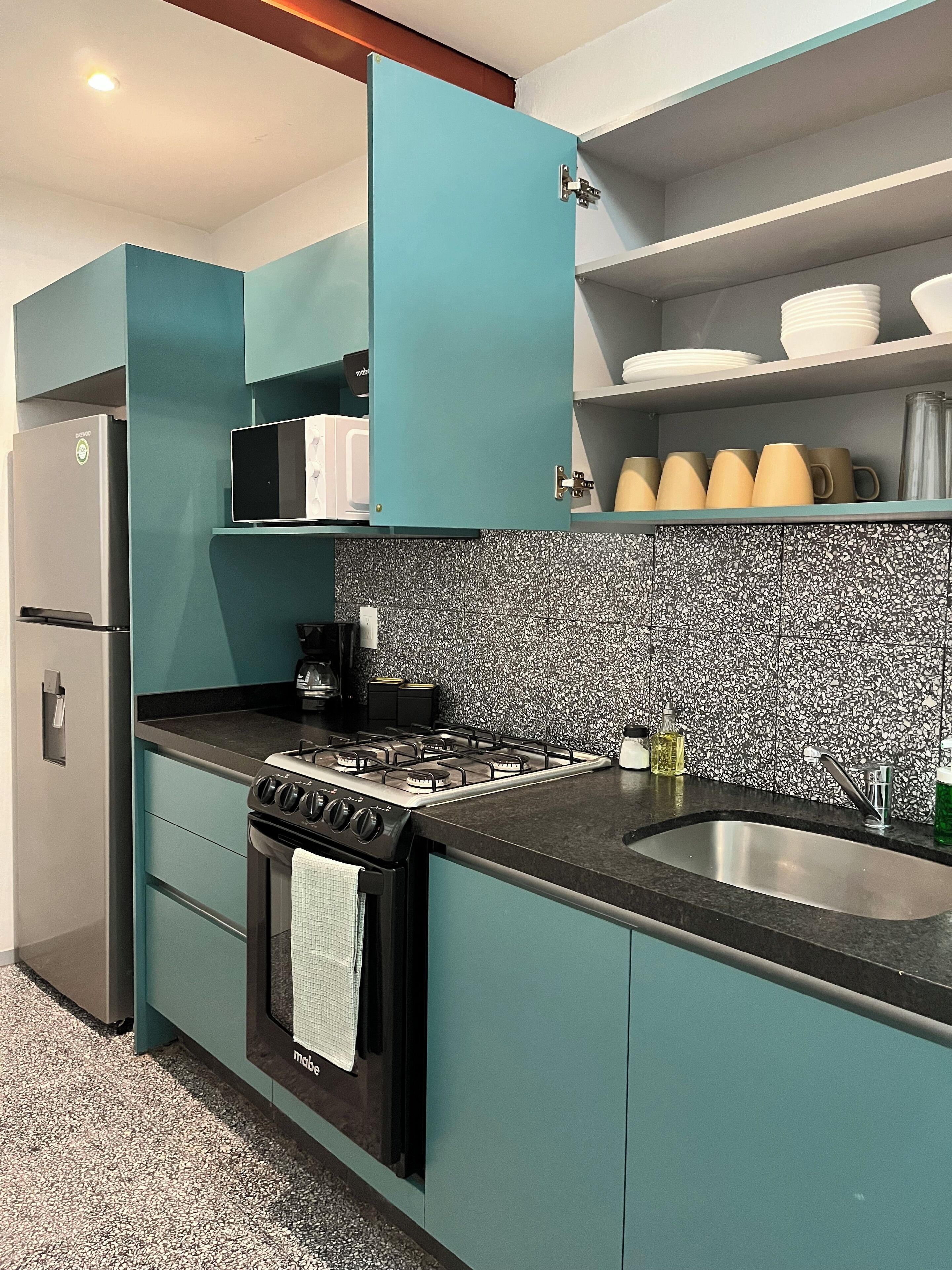 Apartamento Familiar | Cozinha privada | Um frigorífico, um micro-ondas, uma placa de cozinha 