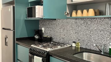 Apartamento Familiar | Cozinha privada | Um frigorífico, um micro-ondas, uma placa de cozinha