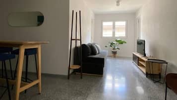 Apartamento Familiar | Sala de estar | Televisor de ecrã plano de 30 polegadas com canais por cabo