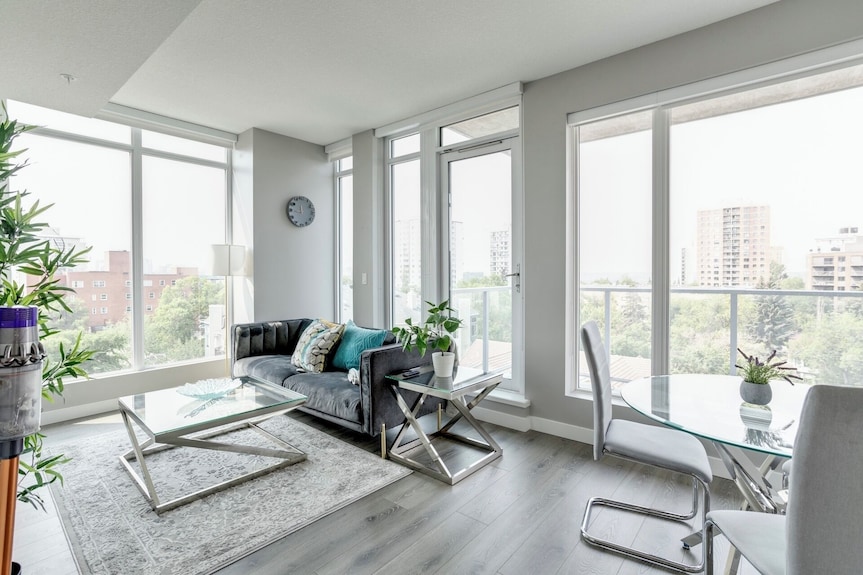 King Bed, Views, Near River Valley - Edmonton