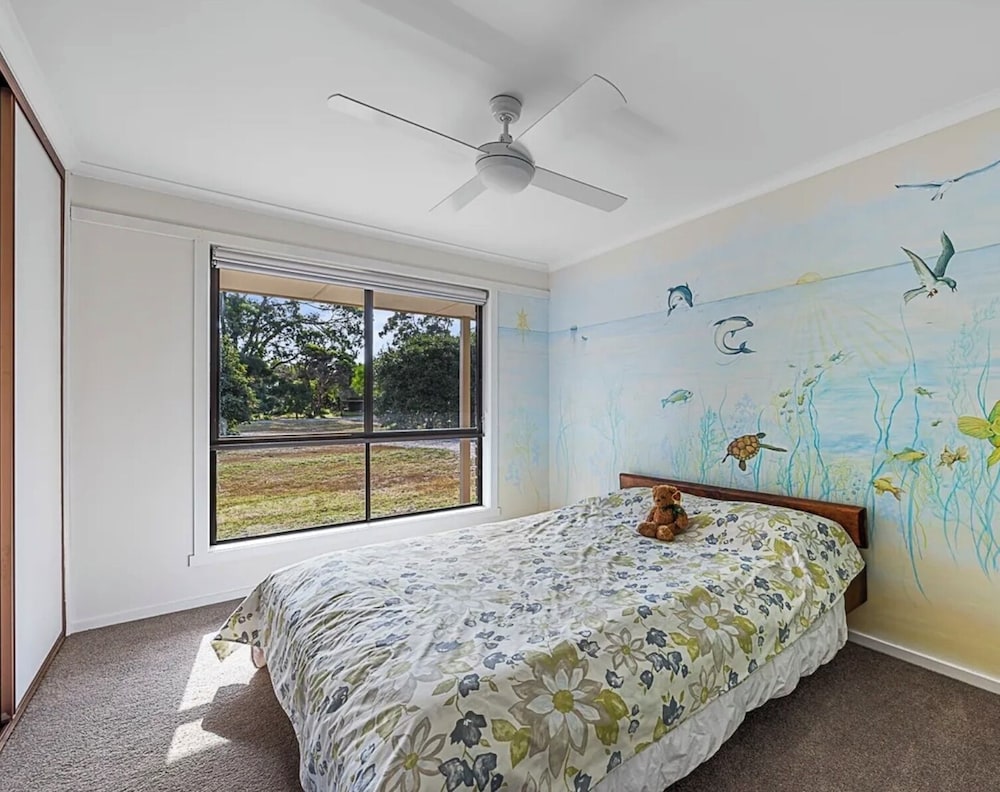 Huge pet & boat friendly house 5 minutes to the port, pub and on the ...