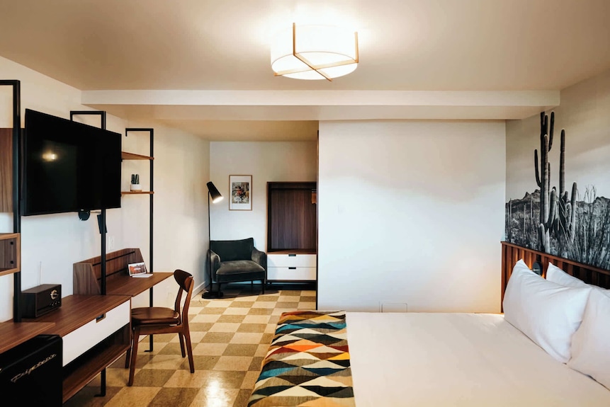 Cactus Country Hideout | La Vista Motel | 107 - Denver