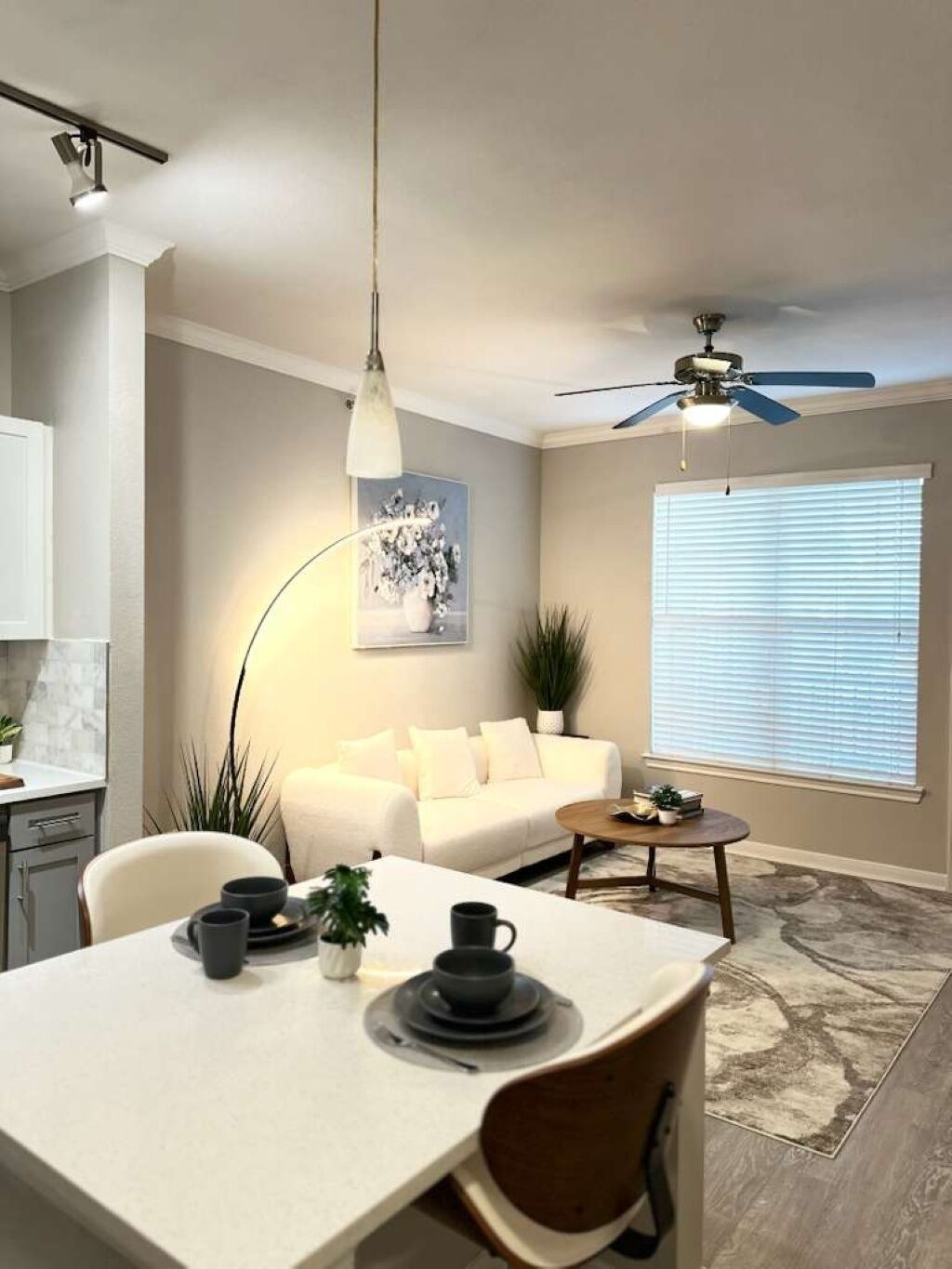 Sleek 1br Near Woodlands Parking, Pool & Gym - Stagecoach, TX
