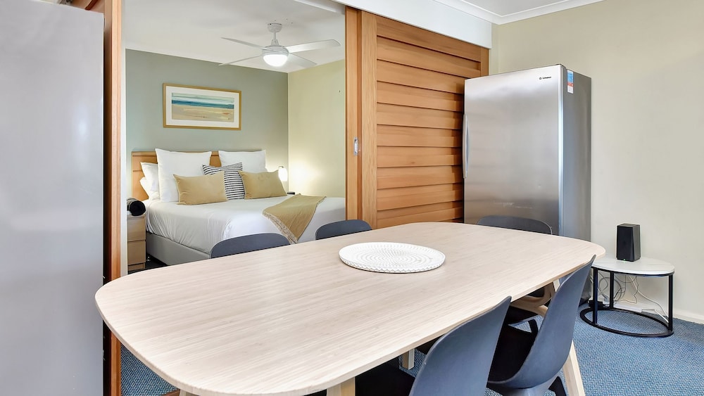 Beach & Breeze Breakaway at Oaks Waterfront Reviews, Deals & Photos ...