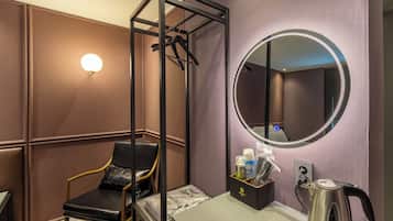 Quarto Duplo Deluxe, Vista para a cidade | Secretária, secretária adequada para computadores portáteis