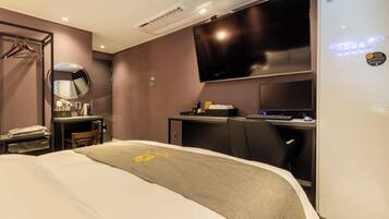 Quarto Duplo Deluxe, Vista para a cidade | Secretária, secretária adequada para computadores portáteis