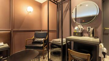 Quarto Duplo Deluxe, Vista para a cidade | Secretária, secretária adequada para computadores portáteis