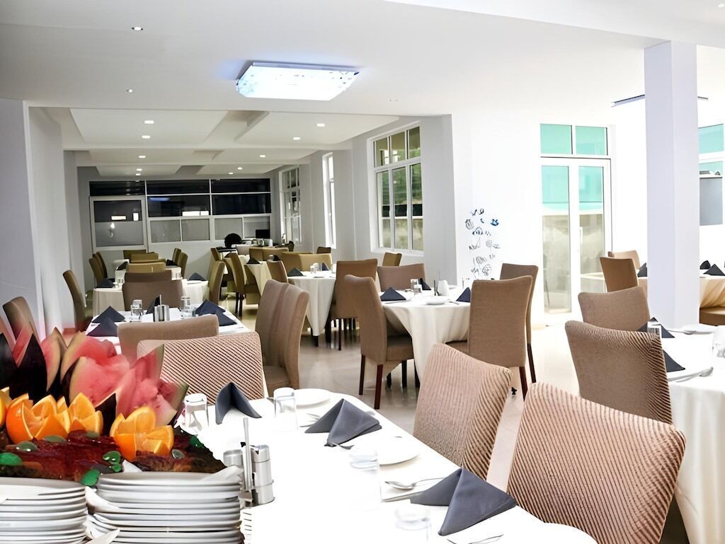 Pequeno-almoço tipo buffet diário (14 USD por pessoa) 