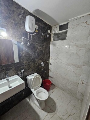 Quarto Duplo Deluxe, vista para o mar | Casa de banho | Um polibã e uma banheira separados, artigos de higiene pessoal grátis 