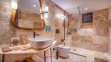 Quarto Duplo Júnior, banheira, vista para a colina | Casa de banho | Artigos de higiene pessoal grátis, um secador de cabelo, roupões