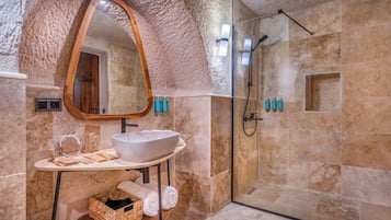 Quarto Duplo ou Twin Tradicional, Vista para a cidade | Casa de banho | Artigos de higiene pessoal grátis, um secador de cabelo, roupões