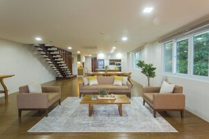 Apartamento Familiar, 3 quartos, varanda, vista para o mar | Sala de estar | TV de ecrã plano 