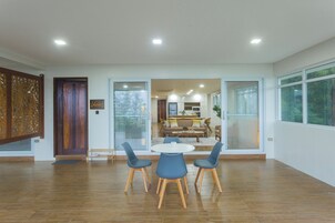 Apartamento, 3 quartos, varanda, vista para o mar | Terraço/pátio interior