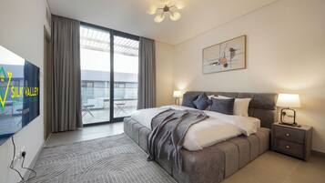 Villa de Luxo, vista para o jardim | Secretária adequada para computadores portáteis, ferro/tábua de engomar