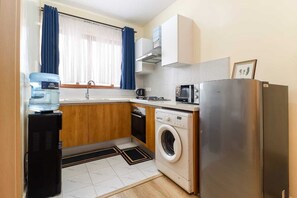 Um frigorífico/congelador grande, um micro-ondas, um forno 