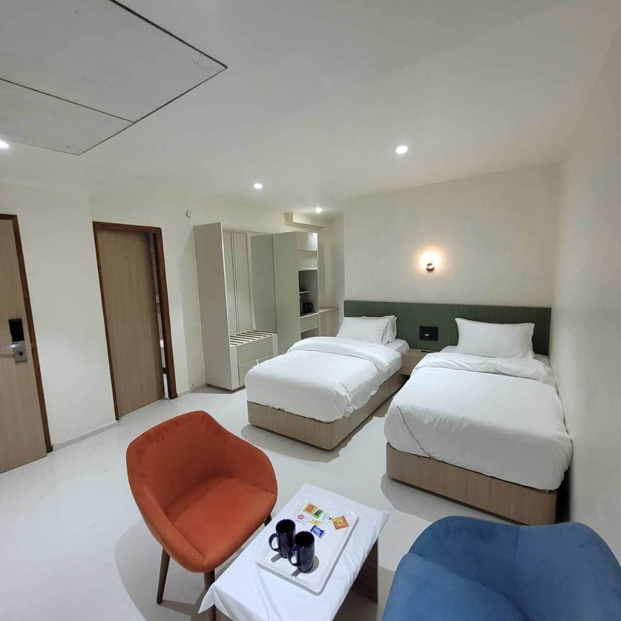 Secretária, secretária adequada para computadores portáteis 