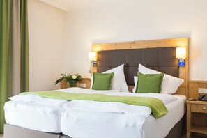 Quarto Duplo Standard, vista para o resort | Cofre no quarto, secretária 