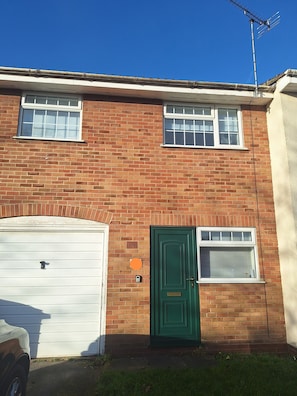 Casa, 2 quartos, lareira | Detalhe da fachada