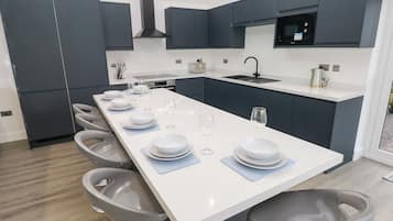 Uma máquina de lavar louça, utensílios de cozinha