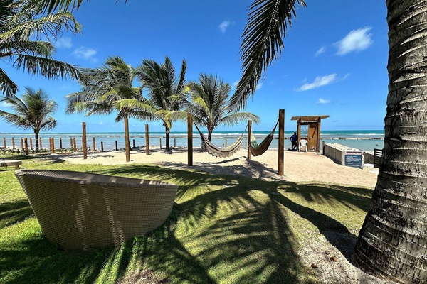 Na praia, areia branca