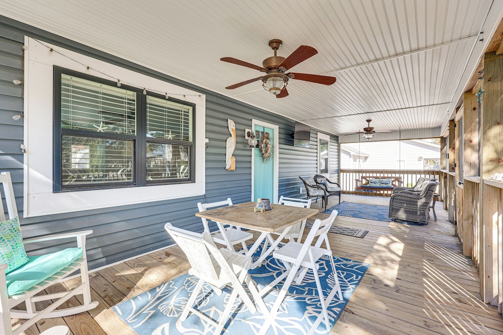 Play & Unwind, Oak Island Home < 2 Mi To Beach! - Oak Island, NC