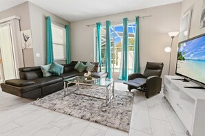 Casa de Férias, 4 quartos | Sala de estar | Smart TV 