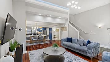 Casa geminada, 4 quartos | Área de estar | Smart TV