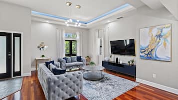Casa geminada, 4 quartos | Área de estar | Smart TV