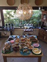 Café da manhã com buffet grátis todos os dias