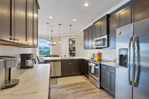 Casa, 5 quartos | Cozinha privada | Um frigorífico, um forno, uma cafeteira/bule, uma torradeira