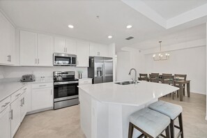 Apartamento em Condomínio Fechado, 3 quartos | Cozinha privada | Um frigorífico, um forno, uma cafeteira/bule, uma torradeira 