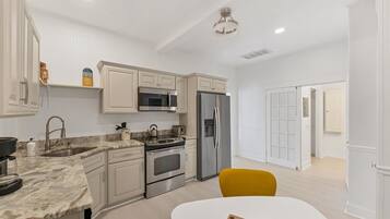 Apartamento, 1 quarto | Cozinha privada | Um frigorífico, um forno, uma cafeteira/bule, uma torradeira