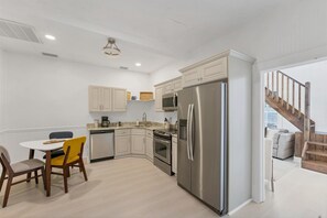 Apartamento, 1 quarto | Cozinha privada | Um frigorífico, um forno, uma cafeteira/bule, uma torradeira 