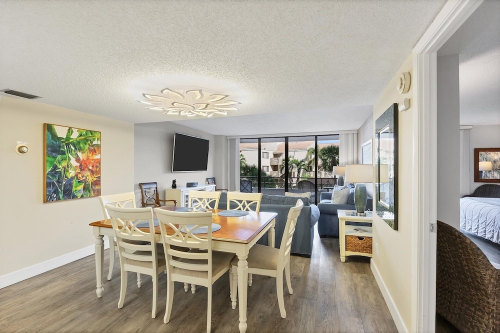 Anchorage Resort 2 Bedroom Condo 2nd Floor, Community Pool 2 Condo - Siesta Key, FL