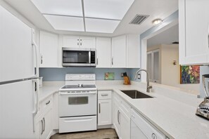 Apartamento em Condomínio Fechado, 2 quartos | Cozinha privada | Um frigorífico, um forno, uma cafeteira/bule, uma torradeira 