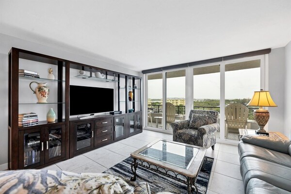 Anchorage Resort 8th Floor Condo In Siesta Key With Private Beach Access, Pool, Boat Dock! 2 Bedroom Condo - Siesta Key, FL