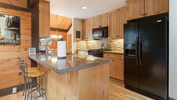 Cabana, 2 quartos | Cozinha privada | Geladeira, fogão, cafeteira/chaleira