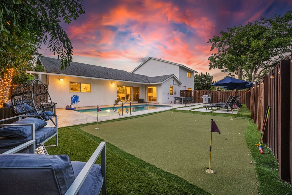 Spacious 6br Beach Getaway W/ Heated Pool - Boca Raton, FL