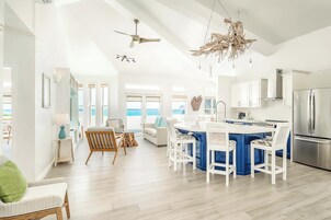 Suíte, 3 quartos, sacada, vista para o oceano | Cozinha privada | Cafeteira/chaleira, mesas de jantar