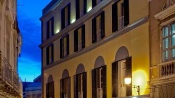 Fachada do alojamento (tarde/noite)