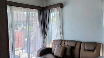 Villa Familiar | Sala de estar | Televisor LED de 50 polegadas com canais por cabo