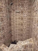 Quarto Duplo Deluxe, vista para o pátio | Casa de banho | Um polibã, toalhas fornecidas, sabão, champô 