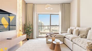 Apartamento de Luxo, varanda, Vista para a cidade | Sala de estar | Smart TV de 65 polegadas com canais por cabo