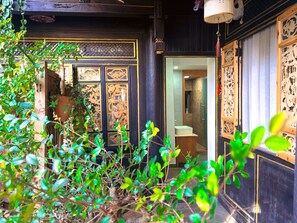 Quarto Twin Básico, varanda, vista para o pátio | Vista do quarto