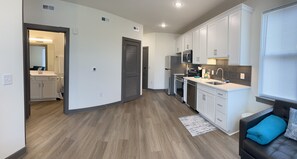 Apartamento Deluxe, 1 cama queen-size e sofá-cama, cozinha, vista para o jardim | Interior