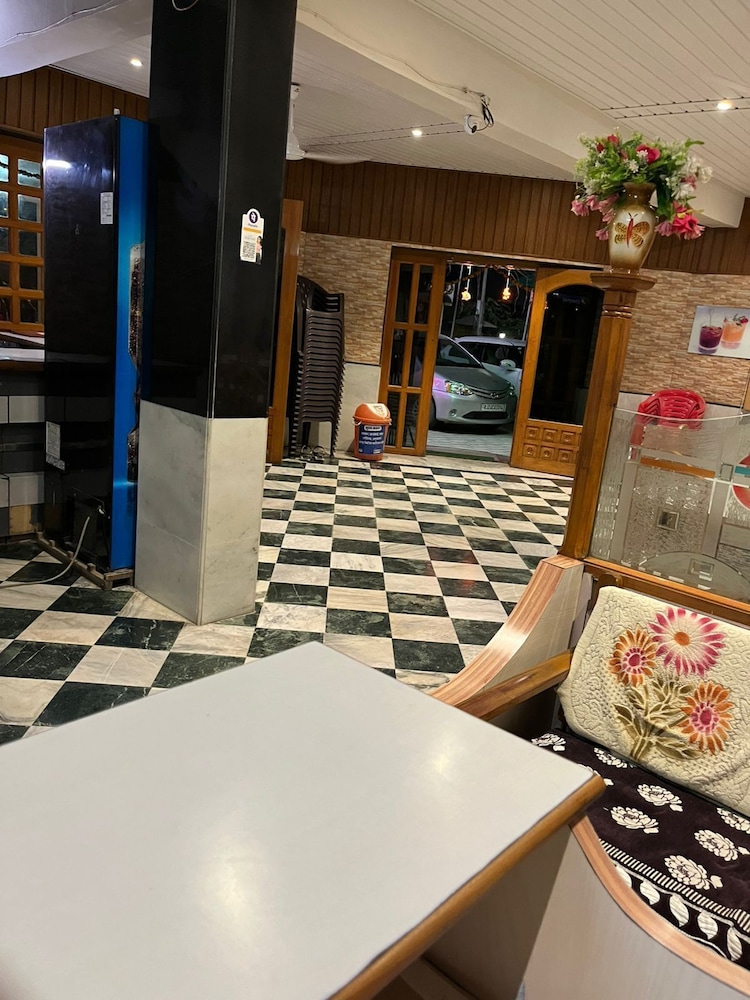 Hotel Ambika - 구자르트