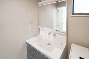 Vila, várias camas, sacada, vista para a cidade | Banheiro