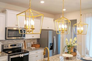 Casa (5 Bedrooms) | Cozinha privada | Um micro-ondas, um forno, uma cadeira de bebé, liquidificador 