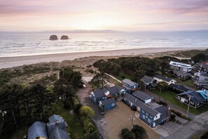 Wonderful Coastline Setting, Pet Friendly, Seconds to Beach, Community ...