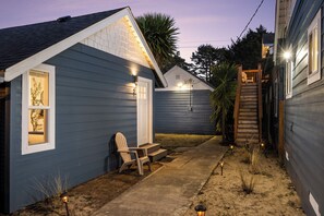 Wonderful Coastline Setting, Pet Friendly, Seconds to Beach, Community ...